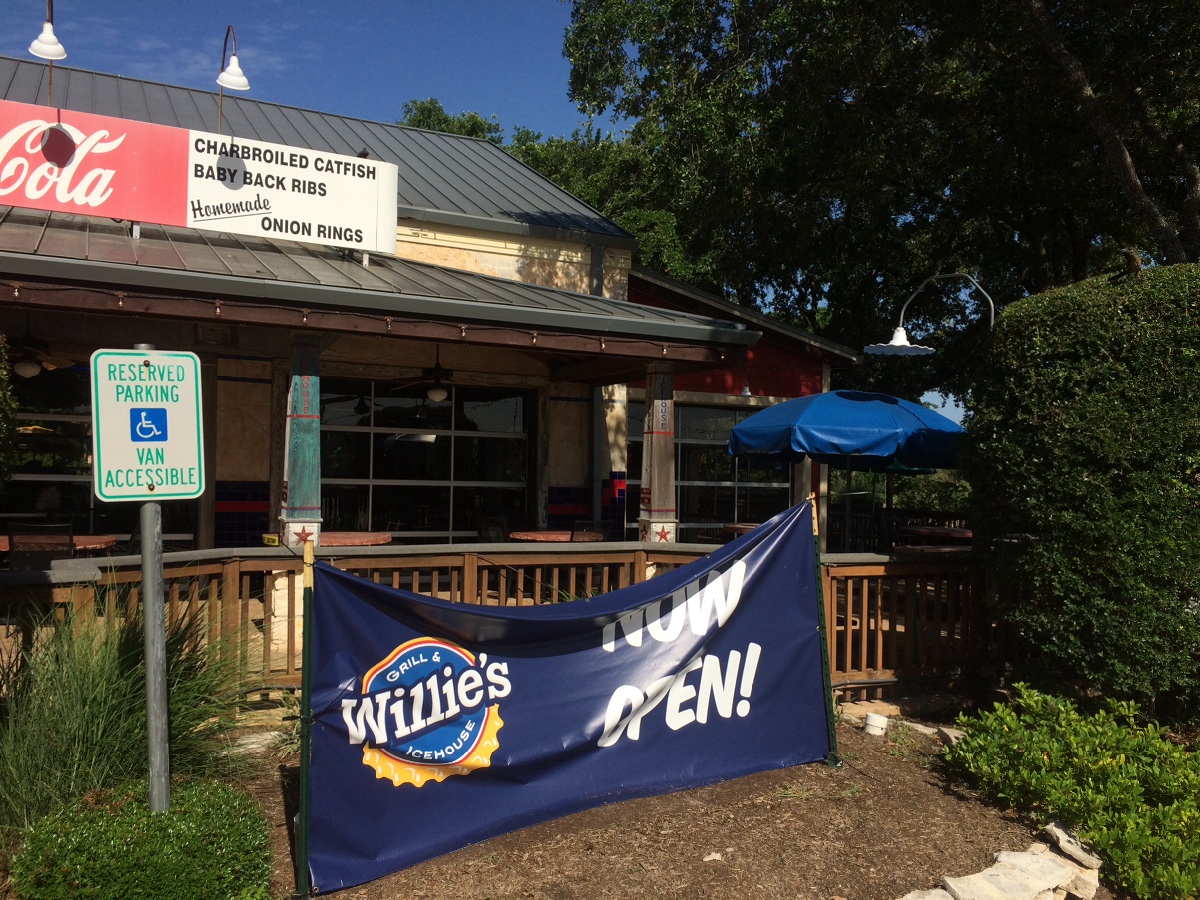 Appetizers and drinks at Willies in Sugar Land!