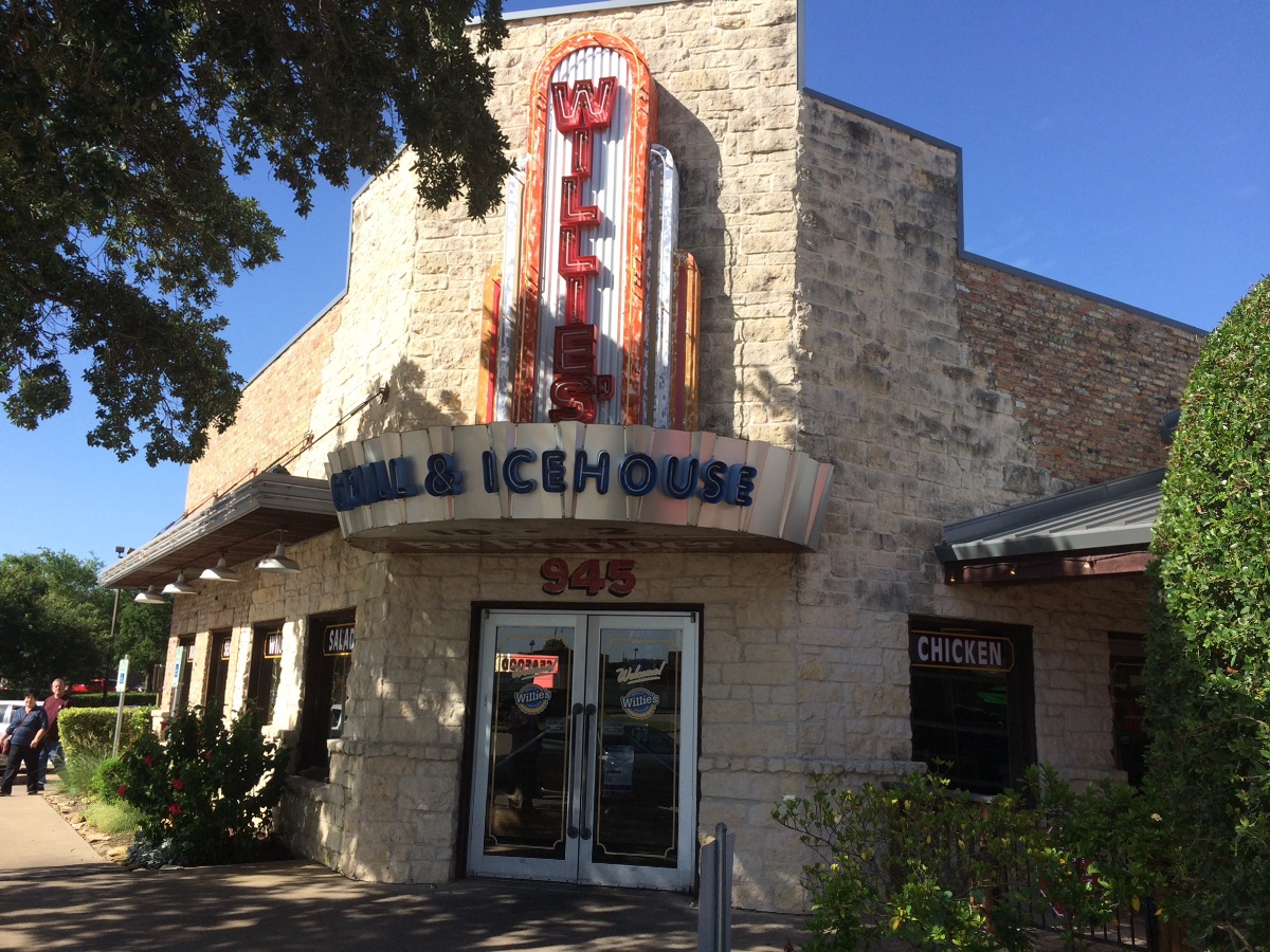 Appetizers and drinks at Willies in Sugar Land!